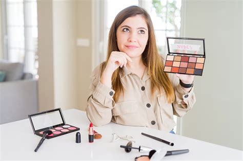 메이크업 화장품을 사용 하 여 아름 다운 젊은 여자는 질문에 대해 생각 Palete 심각한 얼굴에서 색상을 적용 매우 혼란 아이디어 개념에 대한 스톡 사진 및 기타 이미지