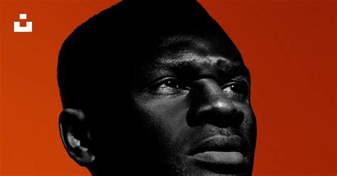 검은 셔츠를 입은 남자 사진 Unsplash의 무료 초상 이미지