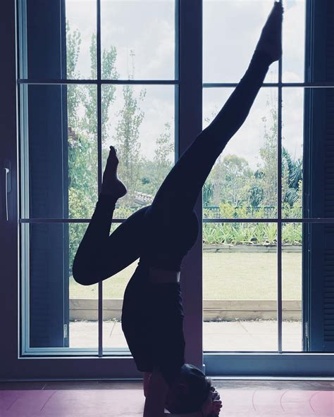 Sandy Impressiona Web Com Postura De Yoga O Feminino Que Existe Em