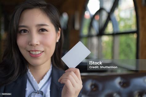 아름 다운 아시아 비즈니스 여자 미소 및 빈 흰색 비즈니스 또는 흰색 배경에 고립 된 신용 카드를 보유 합니다 텍스트에 대 한