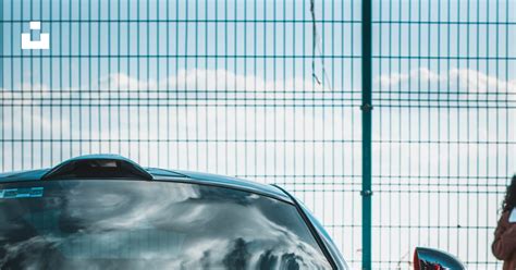 주황색 스포츠카 옆에 서 있는 여자 사진 Unsplash의 무료 이국적인 자동차 이미지