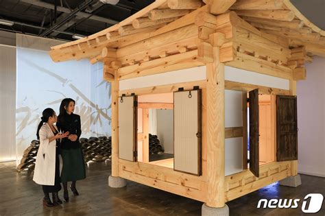 아원의 시공간 작품 감상하는 김건희 여사 뉴스1