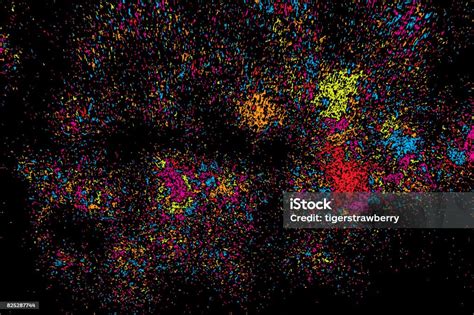 추상적인 배경 떨어지는 색종이입니다 많은 무작위 작은 반짝이 조각 황금 빨강 파랑 보라색 반짝이 크리스마스 랜덤 타격 패턴 추상 스파클 빛나는 배경 휴일 텍스처입니다