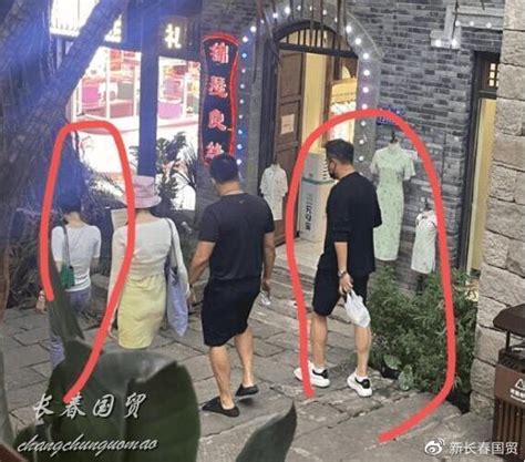 与绯闻女友同游重庆后，汪小菲首次亮相，面露憔悴不回应任何问题