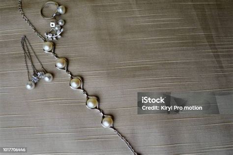 아름 다운 반지 목걸이 귀걸이 보석 베이지색 직물의 배경에 진주와 보석 0명에 대한 스톡 사진 및 기타 이미지 0명 귀걸이 금 금속 Istock