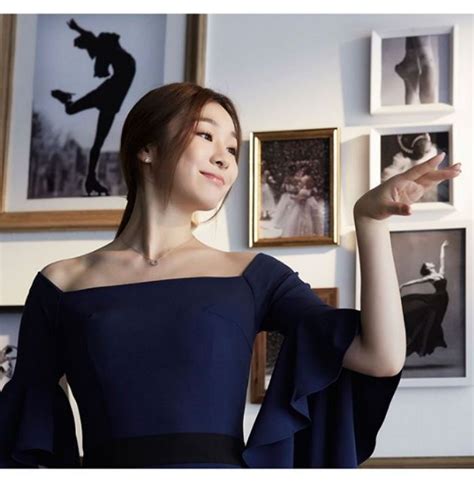 스퀘어넥 드레스 입고 주얼리보다 더 빛나는 미모 뽐내는 김연아 유명인 무도회복 드레스