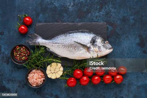 진한 파란색 배경에 향신료가있는 원시 도라도 물고기 지중해 해산물 개념 상단 보기 복사 공간 개념에 대한 스톡 사진 및 기타 이미지 Istock