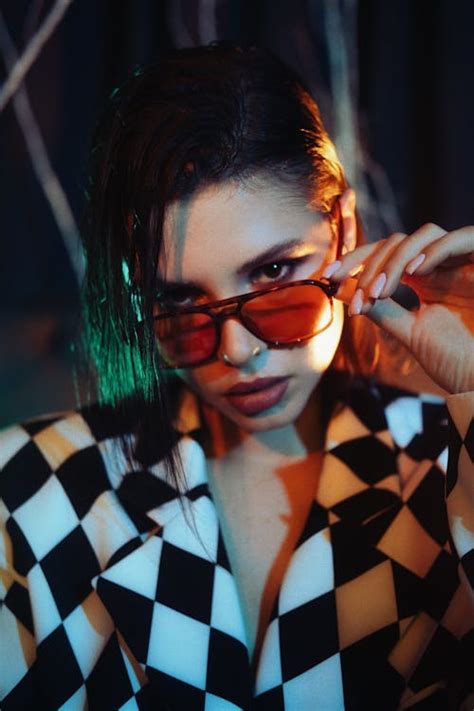 극적인 조명 꾸뛰르 눈에 띄는 모습 대담한 디자인 도시 스타일 디자이너 복장 선글라스 세련된 의류 스타일