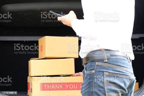 배달 남자 골판지 상자와 텍스트 및 무료 배달 전송을 위한 공간을 들고 나름에 대한 스톡 사진 및 기타 이미지 나름 남자 명랑한 Istock