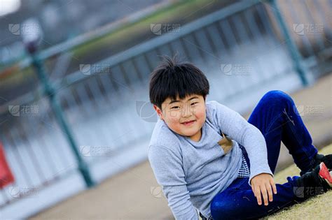 日本男孩在外面玩