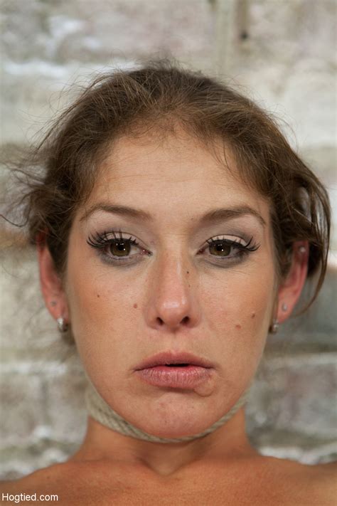 顺从的 Milf Felony 在绳索束缚下与操逼机器进行高潮性爱