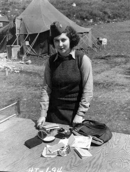 Wac Showing What She Carries In Her Purse Womens Army Corps Wwii