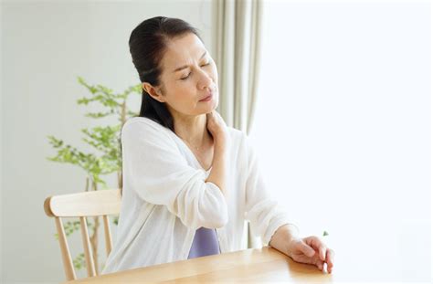 今、肩こりに悩んでいる人は四十肩・五十肩になりやすい？その理由とは｜整形外科医が解説 ヨガジャーナルオンライン