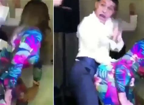 Maestra Le “perrea” A Su Alumno En Plena Graduación VÍdeo