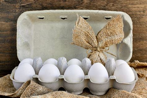 꽃으로 장식 된 닭고기 계란과 갈색 소박한 나무 배경에 계란 상자에 토끼 토끼처럼 삼베 하나 창조적 인 개념 카드 부활절과 음식의 그림 4월에 대한 스톡 사진 및 기타