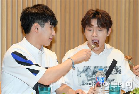 [포토]몬스타엑스 원호 ‘막내 아이엠 먼저 먹어~ 아시아투데이