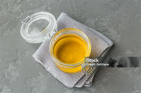 회색 콘크리트 배경에 항아리에 집에서 만든 기 또는 정제 버터 개념에 대한 스톡 사진 및 기타 이미지 개념 건강한 식생활 그릇 Istock