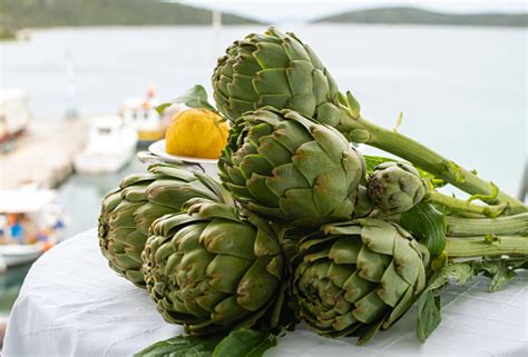 신선한 녹색 아티초크 머리로 요리 맛있는 채식 음식 바다 전망의 오픈 키친에서 0명에 대한 스톡 사진 및 기타 이미지 0명 계절 그리스 Istock