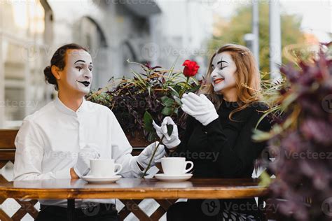 Mímica Chico Y Niña En Café Bebiendo Café Mímica En Frente De París