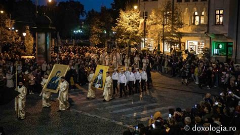 Iași 20 000 de persoane au participat la procesiunea cu moaștele