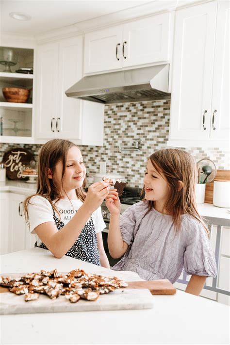 Dark Chocolate Matzo Bark — That Cozy Life
