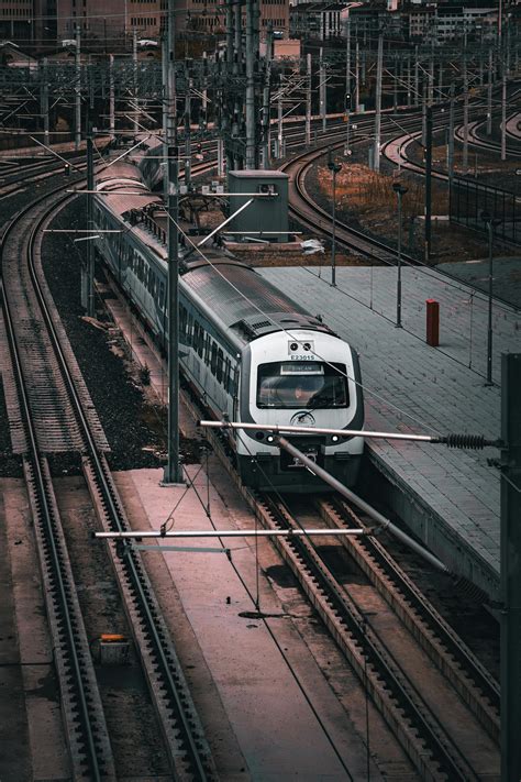 黃昏時分，火車穿梭的動態城市景觀 · 免費圖庫相片