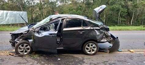 Motorista perde controle da direção e bate carro em barranco