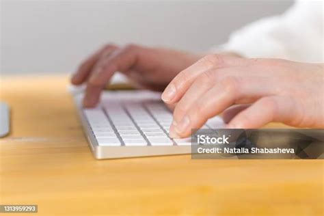 나무 테이블에 흰색 키보드에 입력하는 여성의 손의 이미지 선택적 초점 경영자에 대한 스톡 사진 및 기타 이미지 경영자 기업