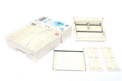 Horizontal Agarose Gel Electrophoresis With Integrated Power Supply At