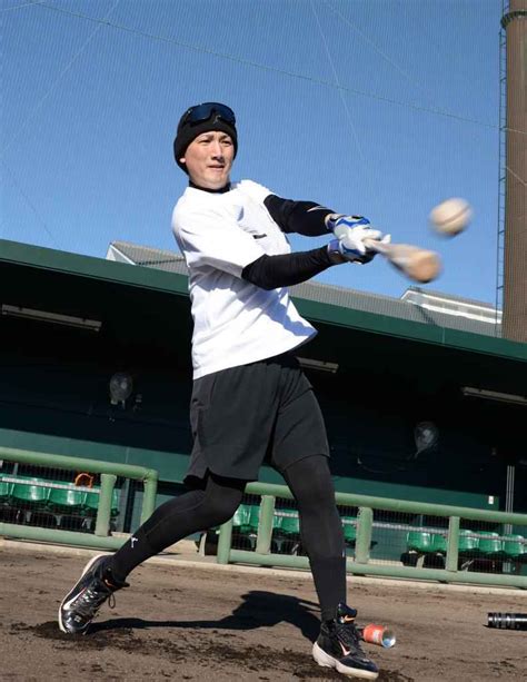 巨人・小林誠司、正捕手奪取へ「負けたくない」 吉川のバットで試打 イザ！