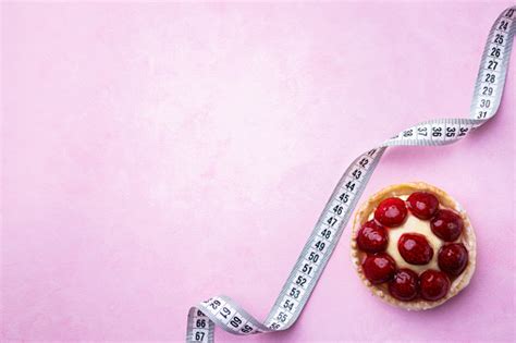 다이어트 개념입니다 달콤한 베리 케이크와 측정 테이프 개념에 대한 스톡 사진 및 기타 이미지 개념 건강에 좋지 않은 음식