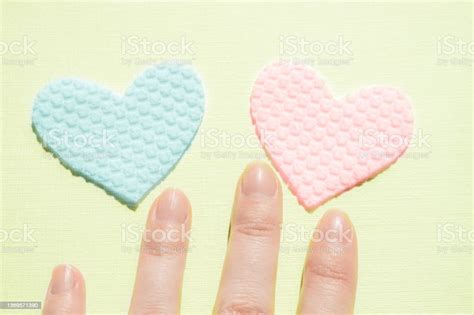 녹색 테이블에 분홍색과 파란색 직물 하트 사이에서 선택 하는 여성 손가락 개념에 대한 스톡 사진 및 기타 이미지 개념 고름