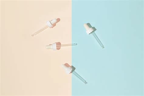 기하학적 배경의 혈청 드롭퍼 스킨 케어와 화장품 컨셉 아름다움 의식 테마 맨 위 보기입니다 플랫 레이 최소한의 스타일 0명에