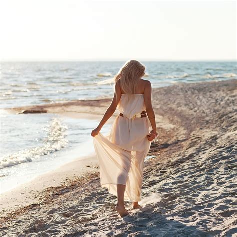 У моря блондинка 94 фото