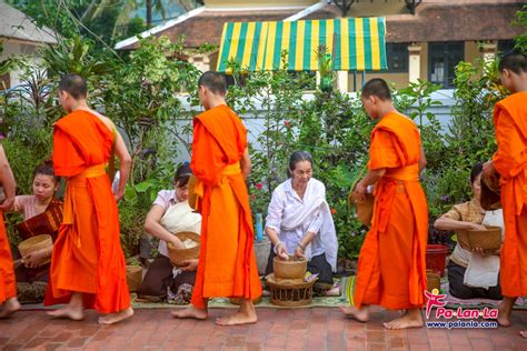 ตักบาตรข้าวเหนียว หลวงพระบาง ประเทศลาว เพื่อนที่จะพาคุณไปสัมผัสมุมสวย