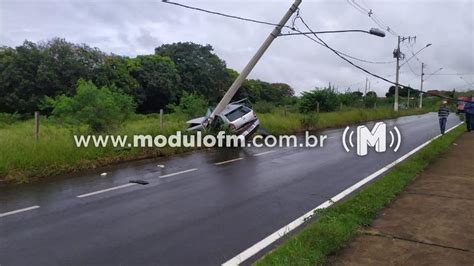 Motorista suspeita de embriaguez bate carro contra poste Módulo FM