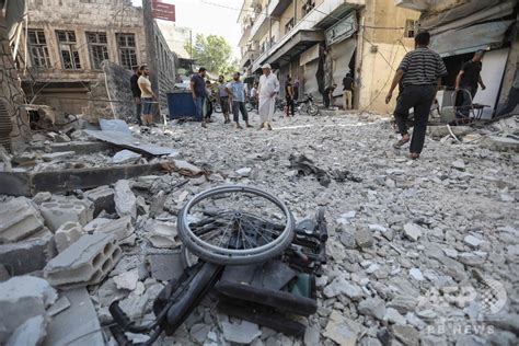 がれきに埋もれ妹をつかむ少女 シリア空爆の写真が話題 写真9枚 国際ニュース：afpbb News