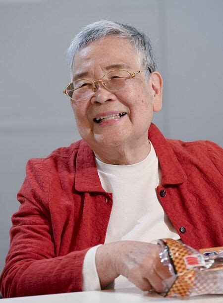 77歳の新人芸人・おばあちゃん「腰パン、食べてみたい」と言ったら同級生から笑われて…キャリーケースに詰めこんだお煎餅を若い学生へ配り歩く理由と