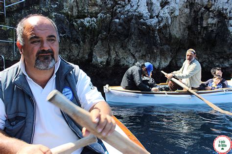 Passeio Turistico De Barco Na Gruta Azul Capri Nápoles Itália O Guia