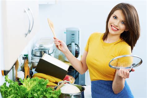 用菜谱在厨房做饭的女人。素材 高清图片 摄影照片 寻图免费打包下载