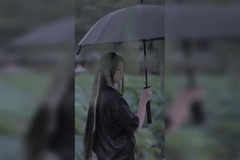 月到中秋分外明，佳节喜气伴你行