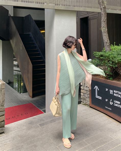 코코블랙 권영혜 그냥티셔츠에 스커트만 입었는데 넘 예쁘네~ 핏이예쁜티와 스커트에요 딱맞는 반팔티ㅡ25000 루미 캉캉