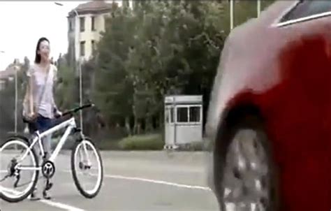 女司機第一次開車就撞了人，最後竟騎車走了！ 每日頭條