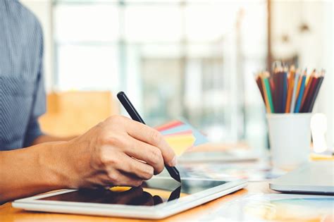 그래픽 디자이너 직장에서 그래픽 태블릿에 브레인 스토밍 그래픽 디자이너에 대한 스톡 사진 및 기타 이미지 그래픽 디자이너 그래픽 디자인 스튜디오 그래픽 타블렛