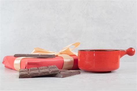 대리석 표면에 커피 초콜릿 선물 상자 컵 무료 사진