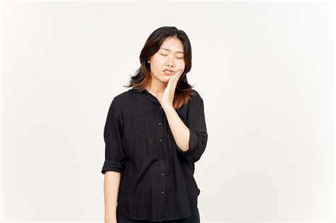 하얀 배경에 고립 된 아름다운 아시아 여성의 고통받는 치통 제스처 20 24세에 대한 스톡 사진 및 기타 이미지 20 24세 20 29세 건강관리와 의술 Istock