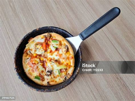 버섯 양파 옥수수 빨강 및 녹색 고추 모짜렐라 치즈를 곁들인 맛있는 채소 정원 피자 음식 메뉴 평면도 0명에 대한 스톡 사진 및