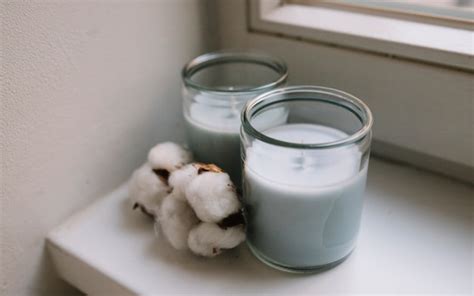 Deux Pots De Bougies Blanches Avec Coton Photo Gratuite