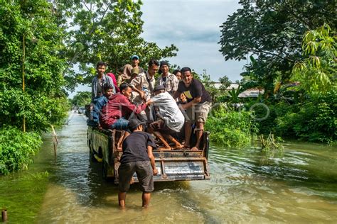 Banjir Akibat Tanggul Jebol Meluas Antara Foto