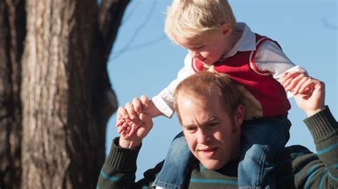 Familia Joven Que Tiene Un Gran D A En El Parque Foto Premium